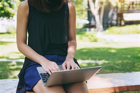 공원에서 노트북 컴퓨터를 사용 하 여 작업 하는 여자 기술 야외 개념 노트북에 대한 스톡 사진 및 기타 이미지 노트북 노트북 사용하기 레저 활동 Istock