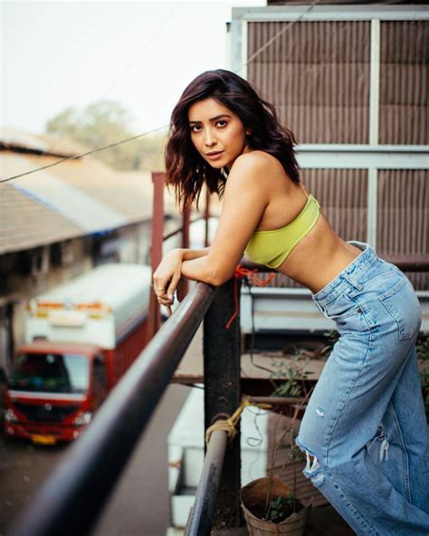 Photos कभी पहनी ब्रा तो कभी ब्रालेस होकर खोले जैकेट के बटन कुछ यूं