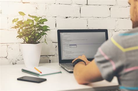 밝은 사무실에서 노트북에 프로그래밍 코드에 작성 한 프로그래머 Php 프로그래밍 언어에 대한 스톡 사진 및 기타 이미지 Php 프로그래밍 언어 컴퓨터 프로그래머 개발