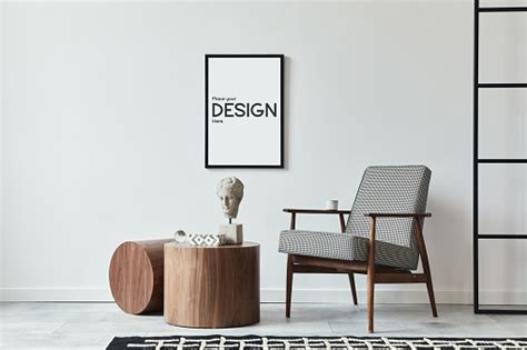 디자인 안락의자 블랙 모의 포스터 프레임 카펫 장식 나무 의자 장식 로프트 벽 및 현대적인 홈 장식의 개인 액세서리가있는 거실의 세련된 스칸디나비아 구성 사무실에 대한 스톡