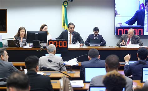 Comissão da Câmara aprova projeto que proíbe casamento homoafetivo