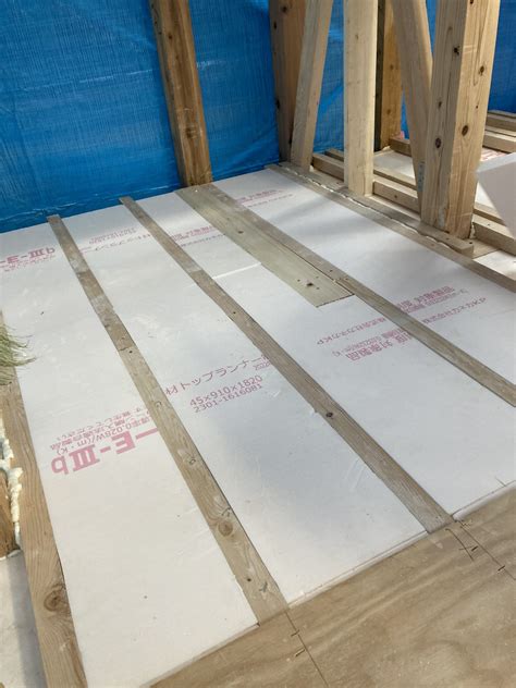 大引間に充填した断熱材の上に根太を転がし断熱材を充填します。 練馬・板橋で注文住宅ならアセットフォー