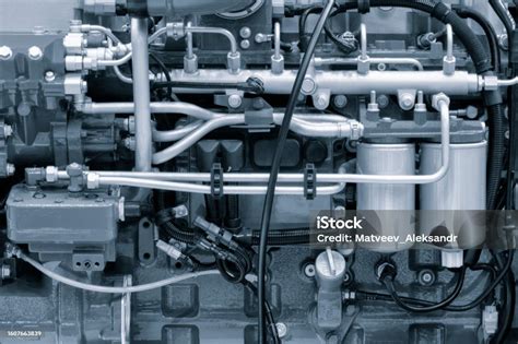 블루 디젤 엔진 디젤 모터의 파편 클로즈업 디젤 엔진의 연료 분사를 선택합니다 디젤 연료 공급 시스템 엔진 세부 정보 디젤 엔진 배경 0명에 대한 스톡 사진 및 기타 이미지