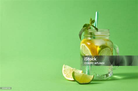 신선한 수 제 스파클링 레모네이드와 감귤 얼음 조각 민트와 녹색 배경에 플라스틱 빨 대의 장식으로 메이슨 항아리 공간에 복사 합니다 감귤류 과일에 대한 스톡 사진 및 기타