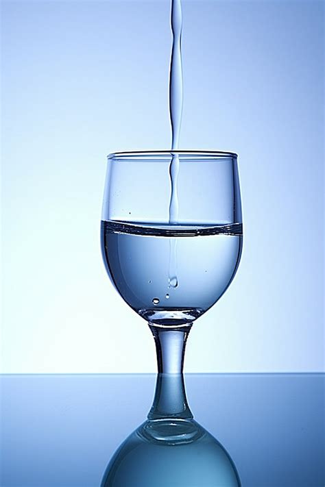 물 한 방울이 담긴 유리잔 배경 배경 화면 및 일러스트 무료 다운로드 Pngtree