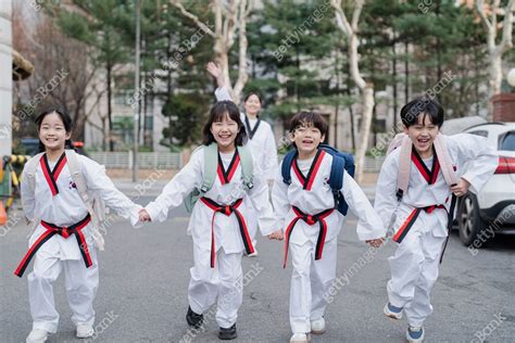 어린이 나이 초등학생 초등교육 교육 어린시절 컨셉 태권도 스포츠 장래희망 방과후활동 운동 하원 배웅인사 사건 여성 성별 소녀 웃음