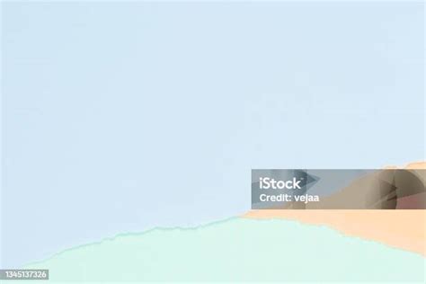 화려한 찢어진 종이 콜라주 벽지 찢어진 그런지가 파스텔 블루 그린 베이지 색 기하학적 종이 배경을 찢어 버렸습니다 0명에 대한