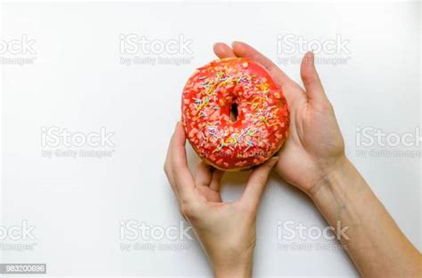 여성의 손을 잡고 함께 핑크 도넛 흰색 바탕에 여분의 칼로리가 지방 패스트 푸드 초과 중량 유해한 스프링 개념에 대한 스톡 사진 및 기타 이미지 Istock