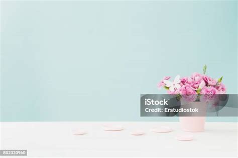 핑크 바탕에 꽃병에 분홍색 카네이션 꽃의 꽃다발 텍스트에 대 한 빈 공간 공장 산업 건물에 대한 스톡 사진 및 기타 이미지 공장 산업 건물 꽃 식물 꽃무늬 Istock