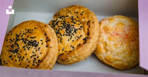 검은 색 스프링클이있는 분홍색 상자에 3 개의 패스트리 사진 Unsplash의 무료 빵 이미지