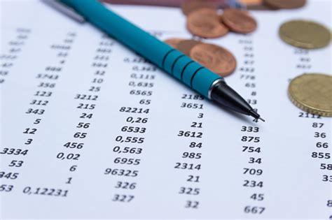 금융 회계 종이와 계산기 종이에 숫자 펜과 계산기 동전에 다 수의 숫자를 이미지 개념에 대한 스톡 사진 및 기타 이미지 개념 거래 내역서 경영자 Istock