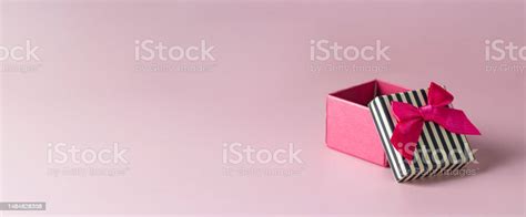 분홍색 배경에 검은색 줄기와 빨간색 활이 있는 분홍색 상자를 엽니다 복사 공간이 있는 배너 감상성에 대한 스톡 사진 및 기타 이미지 Istock