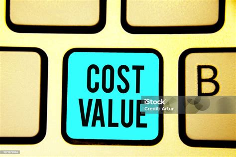 개념적 손 비용 값을 보여주는 작성입니다 비즈니스 사진 금액을 보여주는 그 보통 구입 항목에 대 한 지불 또는 주요 컴퓨터 컴퓨팅 반사 문서 블루 사람이 키보드를 채용