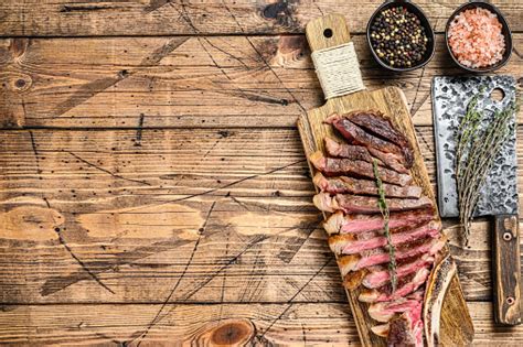 허브와 향신료를 곁들인 구운 카우보이 또는 리비아이 소고기 스테이크 나무 배경 맨 위 보기입니다 복사 공간 갈비 스테이크에 대한 스톡 사진 및 기타 이미지 Istock