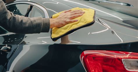 광택 광택이 있는 교통 금속성 광택 깨끗한 노동 노란색 천 돌보다 럭셔리 매끄러운 반사 밝은 버프 보수 빛나는 표면 세련 손 손 관리 손질