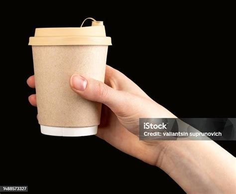 테이크 아웃 컵 크래프트 종이 머그잔 검은 배경에 테이크아웃 커피를 들고 있는 손 갈색에 대한 스톡 사진 및 기타 이미지
