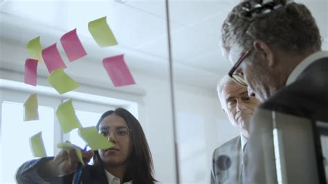 무료 스톡 영상 전략을 논의하는 기업인과 여성 마케팅 전문가