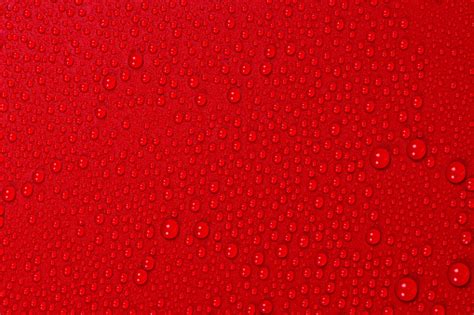 어두운 빨간색 톤 배경에 물 방울의 닫습니다 플라스틱 Pvc 표면 이나 그런 지에 거품과 추상적 인 빨간 젖은 질감 사실적인 순수한 물방울이 응축되었습니다 캔버스 가죽