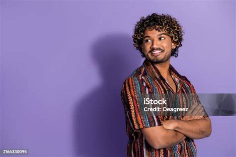 턱수염 물결 모양 헤어 스타일 드레스 프린트 셔츠 팔 접힌 모습 보라색 배경에 고립 된 빈 공간을 제공하는 긍정적 인 남자의 사진 20 24세에 대한 스톡 사진 및 기타