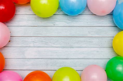 나무 테이블 상단보기에 다채로운 풍선과 색종이 축제 또는 파티 배경 플랫 레이 스타일 생일 인사말 카드 카니발 공휴일에 대한 스톡 사진 및 기타 이미지 Istock