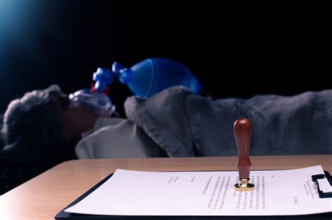 의료 기기를 가진 노인 마지막 의지 문서는 침대 옆에서 기다립니다 암 건강 환자는 상속 금융 생명 보험 부동산 계약을 변호사에게 맡기고 공간을 복사하려고합니다 70 79세에