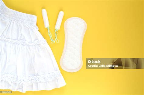 흰 치마 여자 생리대 탐폰 면봉이 노란색 바탕에 있다 여성 생리주기 기간 위생 개념입니다 린넨 및 건강 보호 아이디어 복사 공간 0명에 대한 스톡 사진 및 기타 이미지