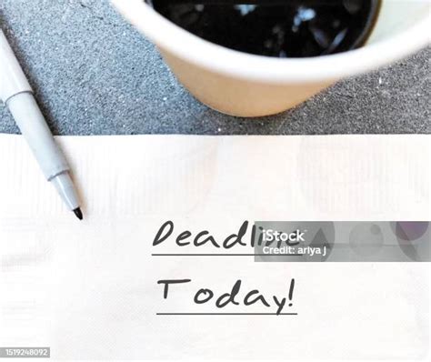 텍스트로 쓰여진 종이 냅킨이 있는 커피 컵 Deadline Today 목표 설정의 개념 제 시간에 작업 또는 프로젝트 완료 0명에 대한 스톡 사진 및 기타 이미지 Istock