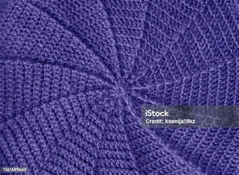 블루 바이올렛 컬러 트렌드 2022 배경원 캡에 홈 나선형 더블 크로 셰 뜨개질 담요에 대한 스톡 사진 및 기타 이미지 담요 직물 0명 Istock
