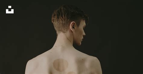 엉덩이에 손을 얹은 셔츠 없는 남자 사진 Unsplash의 무료 스타일 이미지