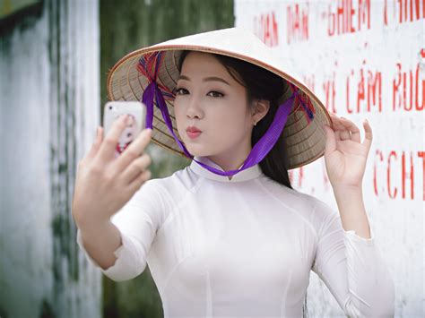 배경 화면 화이트 여자들 모델 초상화 갈색 머리의 안경 아시아 사람 모자 하얀 드레스 사진술 갈색 눈 셀카 피부 의류 색깔 어린이 소녀