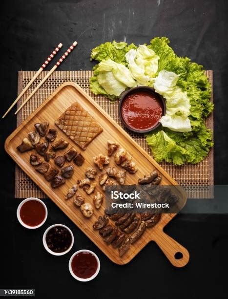 튀긴 고기와 감자 소스와 야채의 쟁반의 수직 하이 앵글 샷 감자 요리에 대한 스톡 사진 및 기타 이미지 감자 요리 감자튀김 건강한 생활방식 Istock