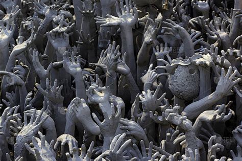 从地狱伸出的白色雕像之手