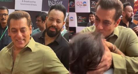 Video Iffi 2023 पहुंचे Salman Khan ने भीड़ के बीच जाकर Female को किया Kiss Salman Khan Kissed