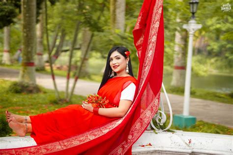 কাজীর কৃষ্ণচূড়ার আগুন রঙে মিশে গেছে আমার লাল শাড়ির প্রেম। ️ Facebook