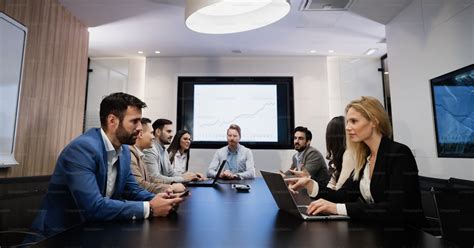 동료를 위한 현대적인 회의실에서의 비즈니스 회의 및 프레젠테이션 사진 Unsplash의 동료 평가 이미지