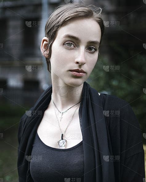 迷人的年轻女孩，浅棕色的头发在黑暗的城市