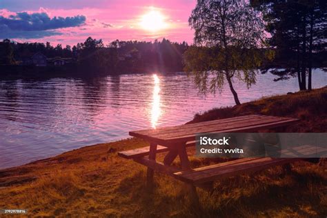 나무 테이블과 벤치가 있는 호숫가에서 휴식을 취하고 휴식을 취하세요 Mjosa 호수의 전망 노르웨이 유럽의 아름다운 자연 0명에 대한 스톡 사진 및 기타 이미지 Istock