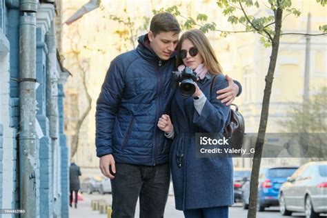 젊은 행복 한 커플 거리를 걷는 봄 도시 매력적인 남성과 여성 관광객 사진 카메라로 사진을 찍고 18 19세에 대한 스톡 사진 및 기타 이미지 Istock