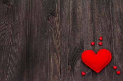 발렌타인 데이에 대한 사랑 개념 텍스트 에 대한 공간이있는 카드입니다 빨간 펠트 하트 구슬 검은 색 나무 보드 배경 0명에 대한 스톡 사진 및 기타 이미지 Istock