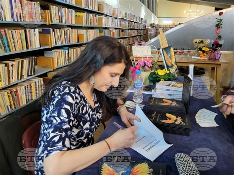 Надин Низешезин представи новата си книга „Като Феникс история в стихове“ пред самоковската