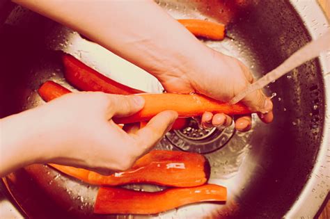 손을 손으로 야채를 씻는 현대적인 부엌에서 금속 싱크대에 대한 아래를 내려다 볼 수 있습니다 오래 된 빈티지 복고풍 스타일 가정 생활에 대한 스톡 사진 및 기타 이미지