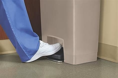 Rubbermaid Rubbermaid® Commercial Streamline® Resin Step On Container