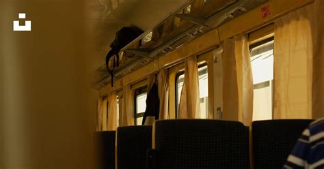 기차에 서서 창밖을 내다보는 남자 사진 Unsplash의 무료 클루지나포카 이미지