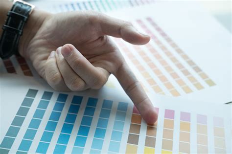 현대 사무실에서 색상 견본 작업 젊은 그래픽 디자이너 크리에이 티브 남자 팔레트를 선택 합니다 건축 선택 샘플 컬러 카탈로그입니다 디자인과 사람들 개념 고름에 대한 스톡