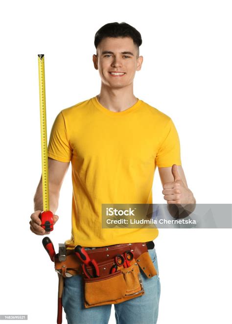 측정 테이프와 도구 벨트가 있는 핸디맨은 흰색으로 분리된 엄지손가락을 위로 보여줍니다 남자에 대한 스톡 사진 및 기타 이미지 남자 Diy 작업 장비 Istock