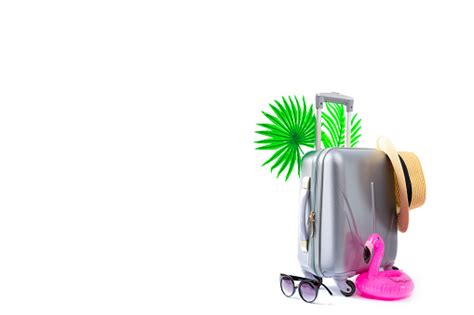 여름 시간 가방 밀짚 모자 야자수 잎 분홍색 플라밍고가 있는 여행 액세서리를 흰색 배경에 고립 된 최소한의 여행 휴가 컨셉으로 제공합니다 복사 공간이있는 이국적인 열대 해변