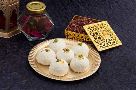 벵골어 미타이 카차 골라라고도 프라노호라 손데쉬 미슈티 카차 골라 프라란하라 산데시는 코티지 치즈 파네어와 첼나 맛엘라이치 두드 마바 코바 케사르 피스타 마와 코야와 함께