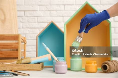 데코레이터 는 흰색 테이블에 녹색 페인트의 항아리에 브러시를 찍어 클로즈업 그림 그리기에 대한 스톡 사진 및 기타 이미지 그림 그리기 나무 상자 목재 재료 Istock