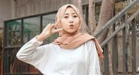 Baju Putih Celana Hitam Cocok Dengan Jilbab Warna Apa Harga Biaya