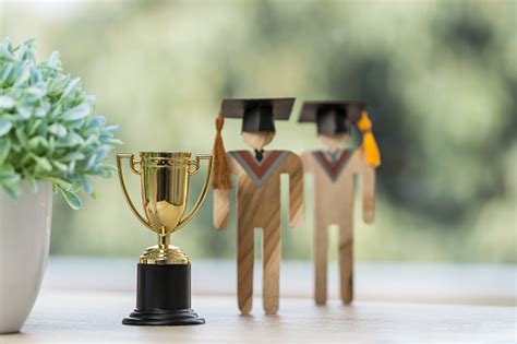 성취 성공 컨셉의 교육 졸업 골든 트로피 우승자 컵을 가진 학생 대학 모델 경영 연구 대회 리더십및 삶의 영감에 대한 인텔리전스